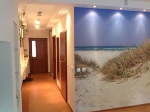 Apartamento Básico | Sala de estar | Televisor de ecrã plano de 40 polegadas com canais por cabo, televisor