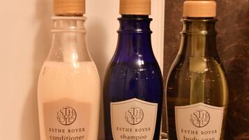 Minibar, quartos insonorizados, Wi-fi grátis, roupa de cama fornecida