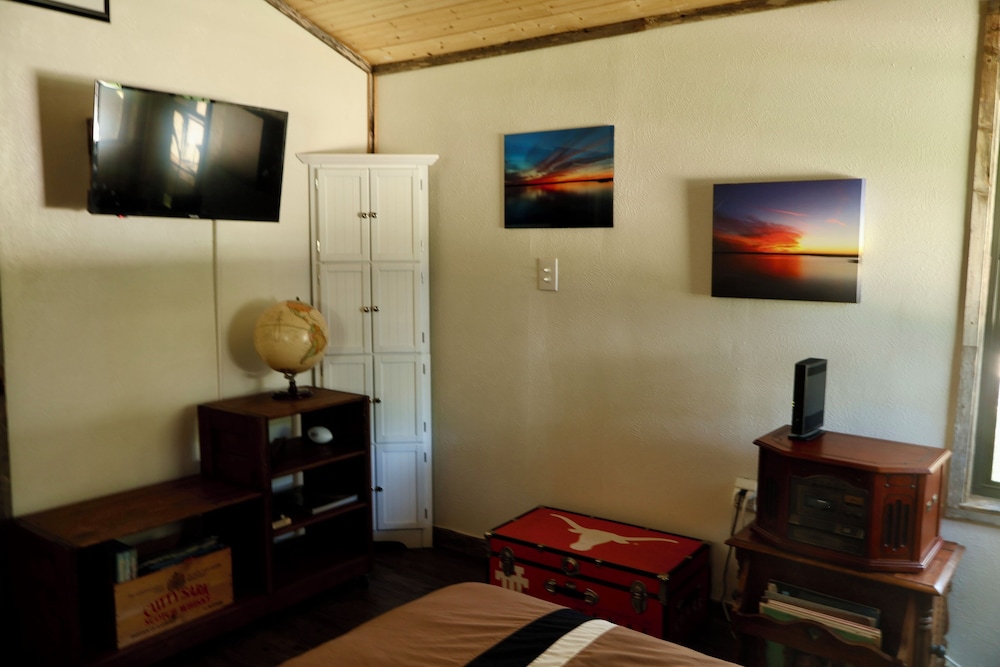 Rustic Cabin By Lake Whitney - Lake Whitney, TX