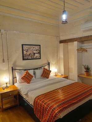 Quarto casal luxo | Roupas de cama premium, frigobar, escrivaninha, cortinas blackout