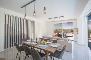 Vila, 4 quartos, piscina particular, vista para o jardim | Opções para refeição