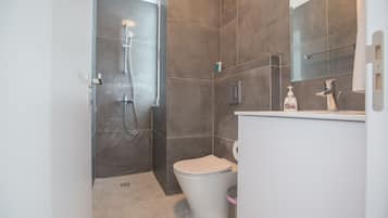 Vila, 4 quartos, piscina particular, vista para o jardim | Banheiro