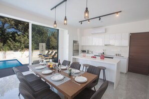 Vila, 4 quartos, piscina particular, vista para o jardim | Opções para refeição