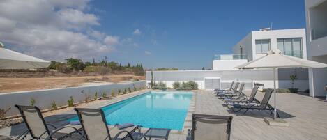 Vila, 5 quartos, sacada, vista para o jardim | Fachada