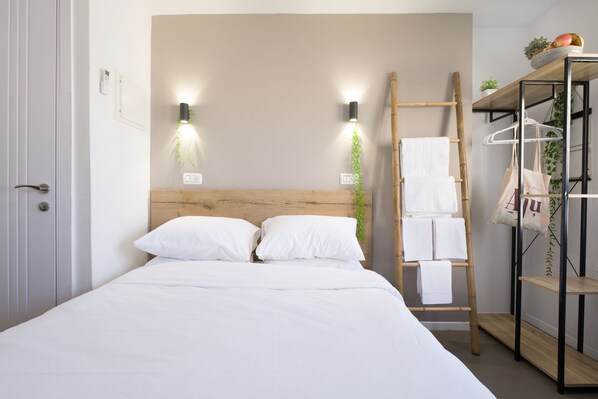 Quarto básico | Ferros/tábuas de passar roupa, Wi-Fi de cortesia