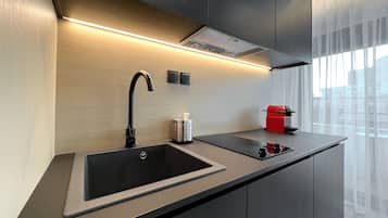 Suite Empresarial | Kitchenette privada | Minifrigorífico, uma placa de cozinha, uma máquina de café expresso