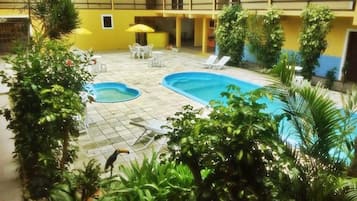 Piscina interior, da(s) 8:00 à(s) 22:00, guarda-sóis, espreguiçadeiras
