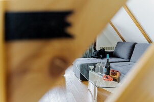 Apartamento exclusivo, 3 quartos, sauna seca | Área de estar | TV LED 42 polegadas com canais a cabo, TV