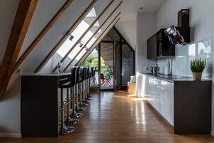 Frigobar, cooktop, lava-louças, cafeteira/chaleira