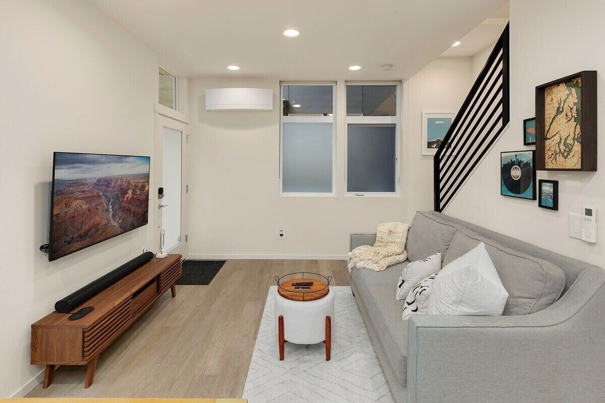 Perch - Metro Malden: Stylish & Cozy Home W/ Rooftop, Space Needle View - Woodinville, WA