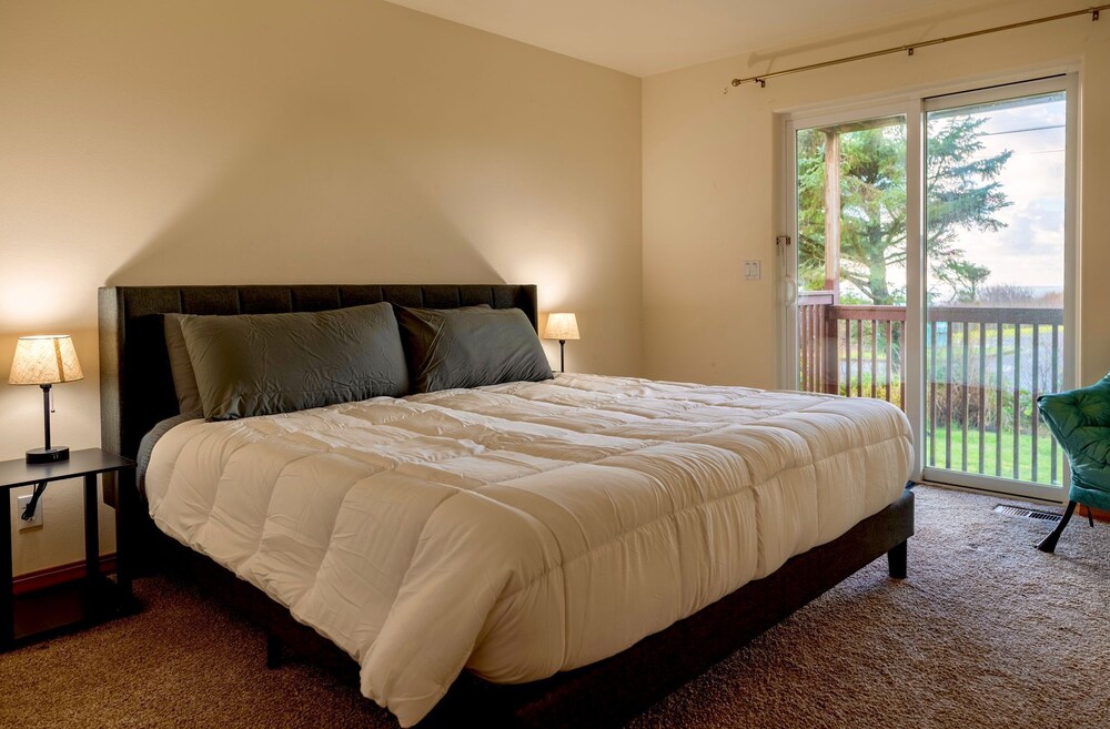 Dune Breeze - Wifi & Hot Tub - Pacific Beach, WA