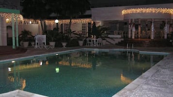 Piscina exterior, guarda-sóis, espreguiçadeiras