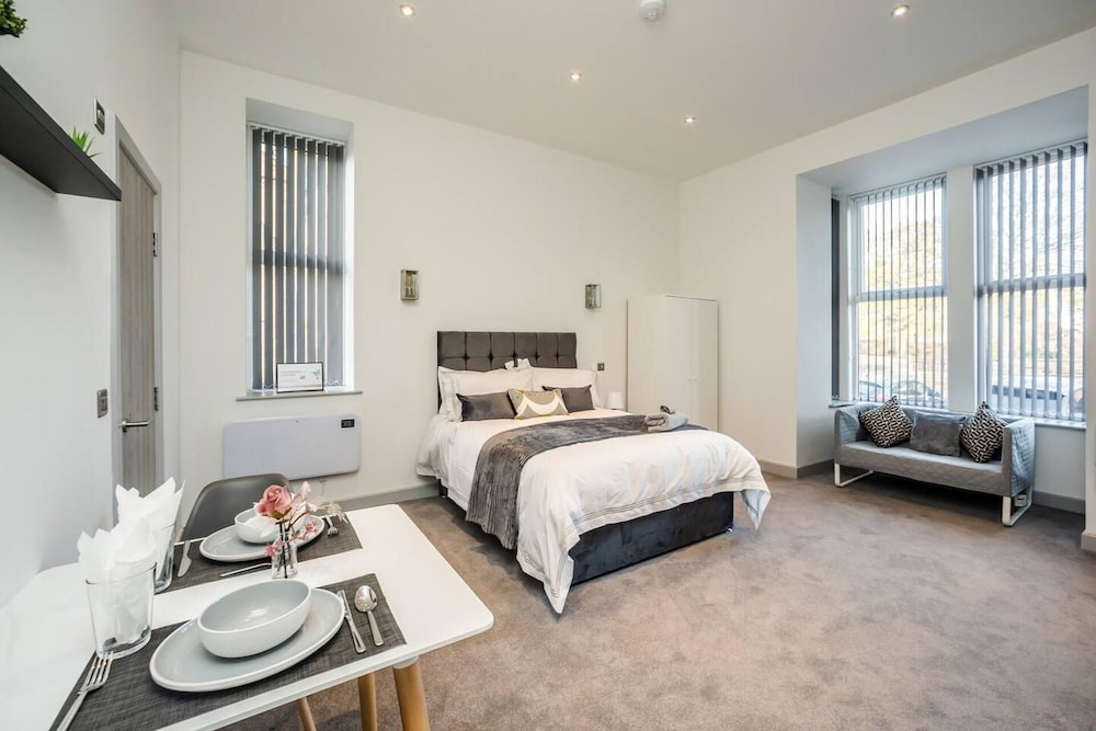 Exquisite Serviced Studio With Private Parking - Huddersfield