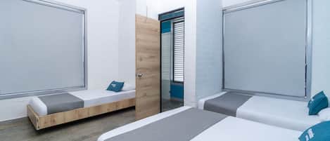 Quarto quádruplo | Roupas de cama antialérgicas, frigobar, escrivaninha, Wi-Fi de cortesia