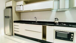 Apartamento | Cozinha privada | Um frigorífico, um micro-ondas, uma placa de cozinha 
