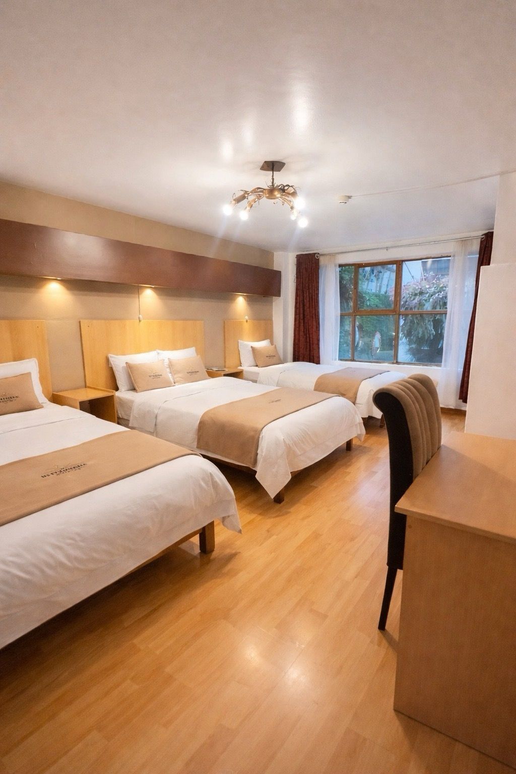 Quarto triplo família | Roupas de cama antialérgicas, ferros/tábuas de passar roupa