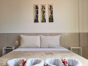 Quarto casal superior | Roupas de cama antialérgicas, camas com colchões pillow-top, frigobar