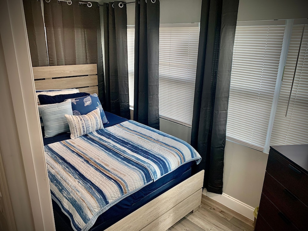 Across The Street From Ocean Center& Walking Distanceto Beach - Ormond Beach, FL