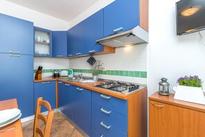 Apartamento Familiar, vários quartos, 2 casas de banho (Le Dimore di Nettuno 3 With Pool) | Cozinha privada | Um frigorífico, um micro-ondas, uma placa de cozinha 
