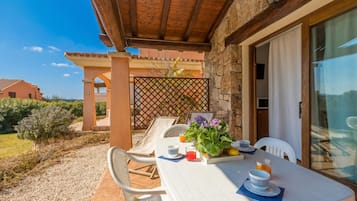 Apartamento família, vários quartos, 2 banheiros (Le Dimore di Nettuno 2 With Pool) | Terraço/pátio