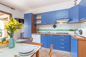 Apartamento Familiar, vários quartos, 2 casas de banho (Le Dimore di Nettuno 1 With Pool) | Cozinha privada | Um frigorífico, um micro-ondas, uma placa de cozinha 