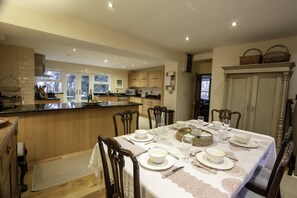 Casa Tradicional | Cozinha privada | Um frigorífico, um micro-ondas, um forno, uma placa de cozinha 