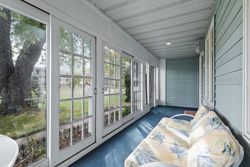 Spacious Home- Centrally Located Near St. Paul - White Bear Lake, MN