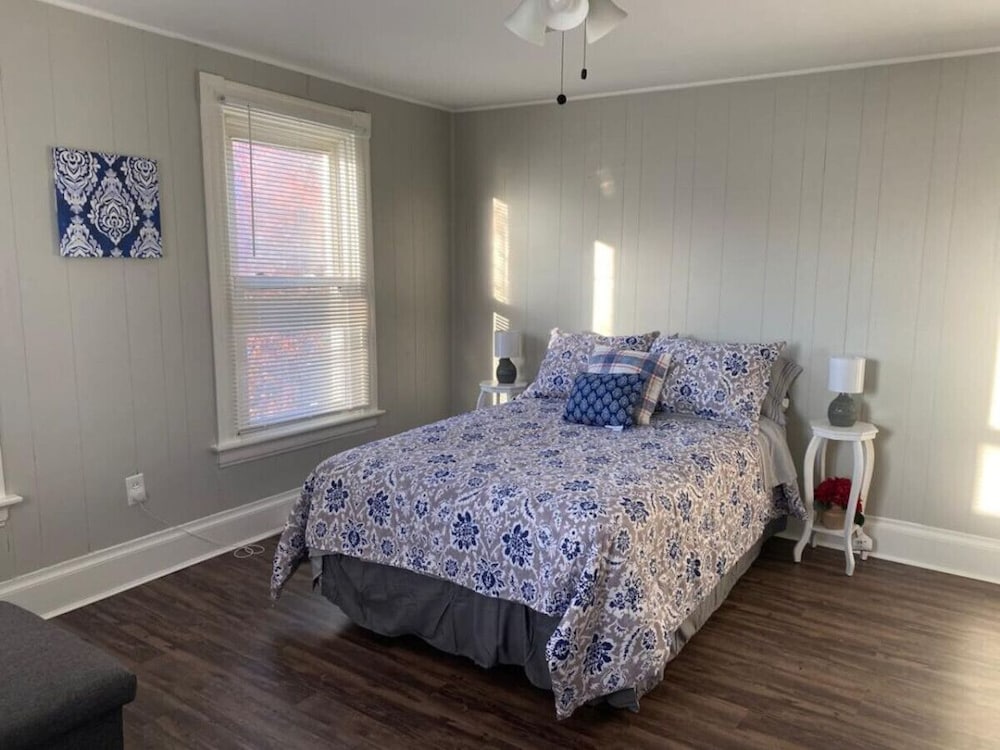 Charming Blue Haven 2bed,1 Bath Home Sleeps 8 - Hamilton, OH