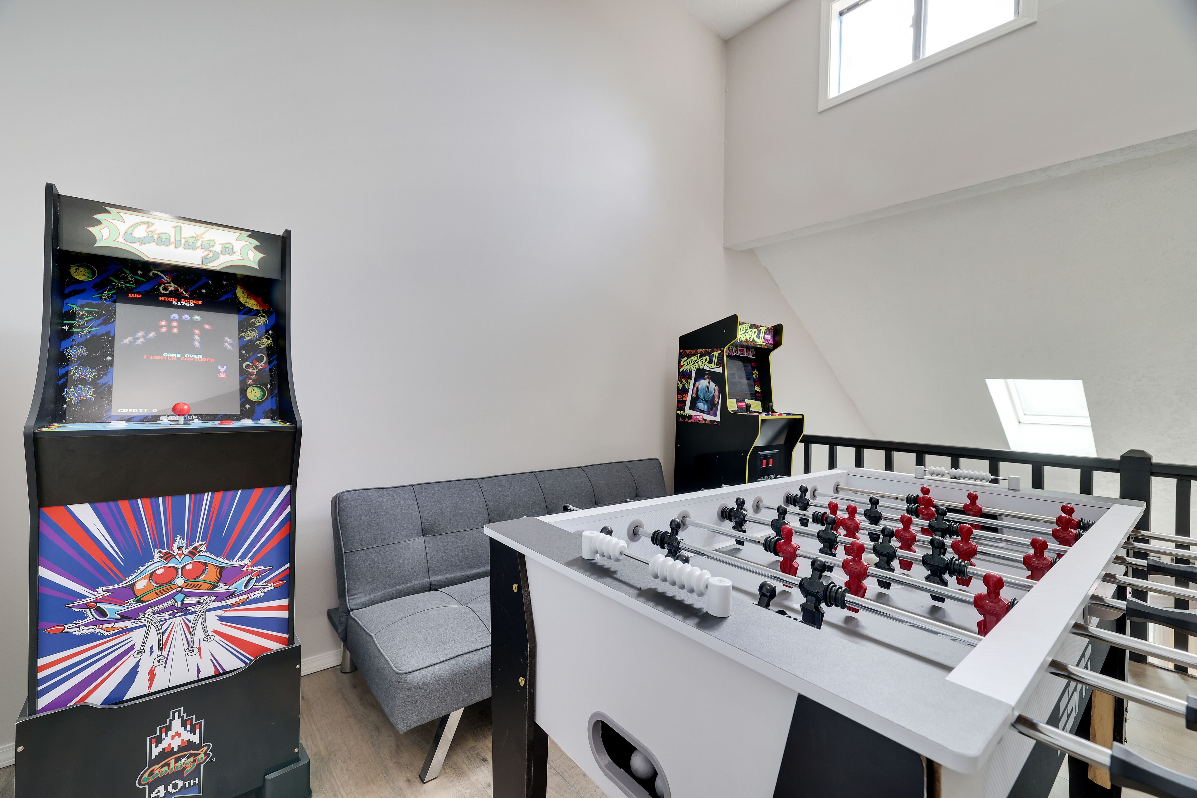 Contemporary Escape ⭐️ Hot Tub ⭐️ Karaoke ⭐️ Gaming ⭐️ Fire Pit ⭐️ Lake Access - Pocono Mountains, PA