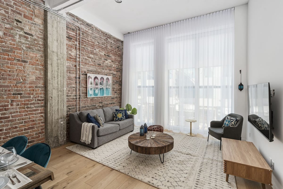 Apartamento de Luxo, 2 quartos (100) | Sala de estar | Smart TV de 65 de polegadas com canais por cabo, televisor, Netflix