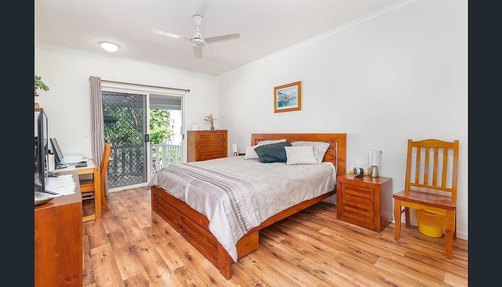 Entire 2 Bed Townhouse 200 Metre From Beach - Queensland