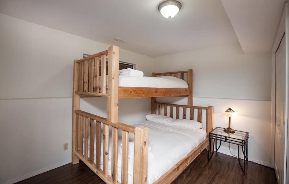 Full House, Sleeps 16, 2 Hot Tubs, 3 Bath, 11 Beds - Revelstoke