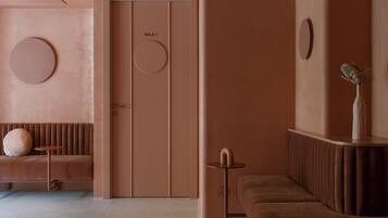 Um interior moderno com um sofá, uma mesinha e um vaso decorativo.