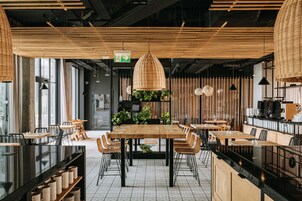 Pequenos-almoços, almoços, jantares servidos, com vista para a piscina 