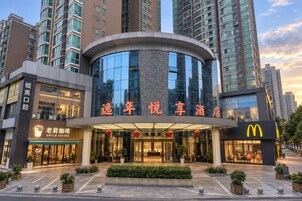 Um hotel com fachada curva, vários andares e um restaurante McDonald's no térreo.