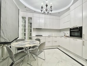 Apartamento urbano | Cozinha privada | Geladeira grande, cooktop, chaleira elétrica, torradeira