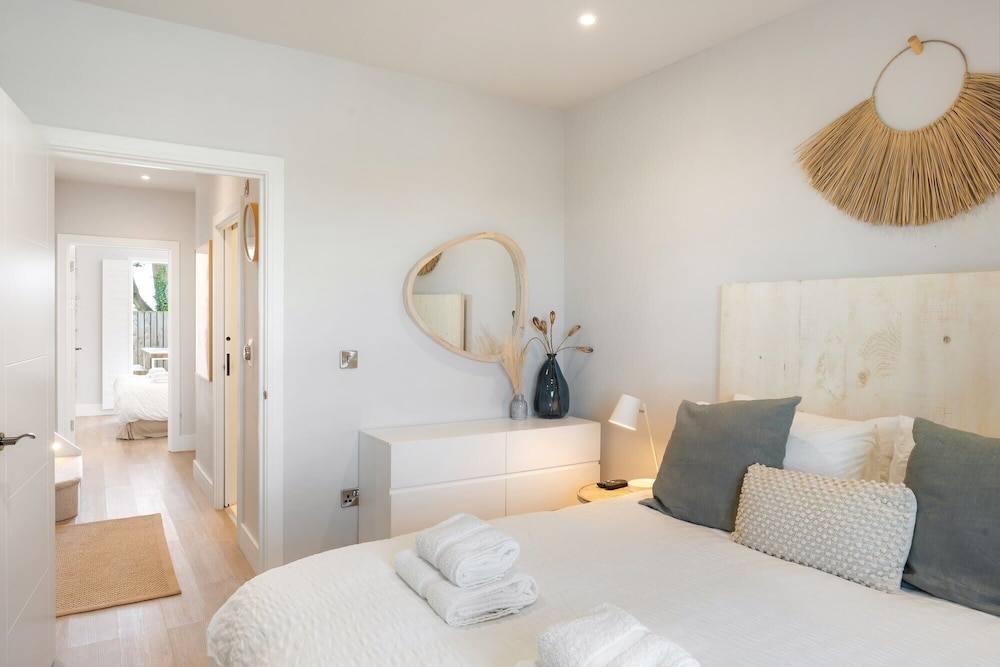 Contemporary Townhouse With Sea Views & Parking - Newquay