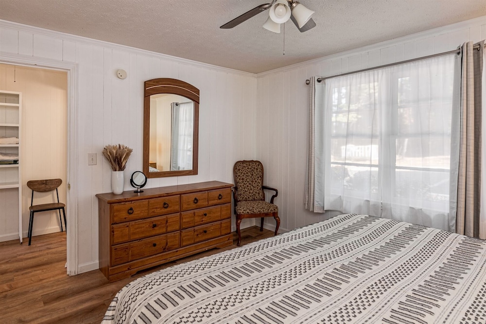 Mill House Lodge Penthouse On The Lake - Hendersonville, NC