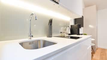 Deluxe Studio Apartment | Cozinha privada | Minifrigorífico, um micro-ondas, uma placa de cozinha