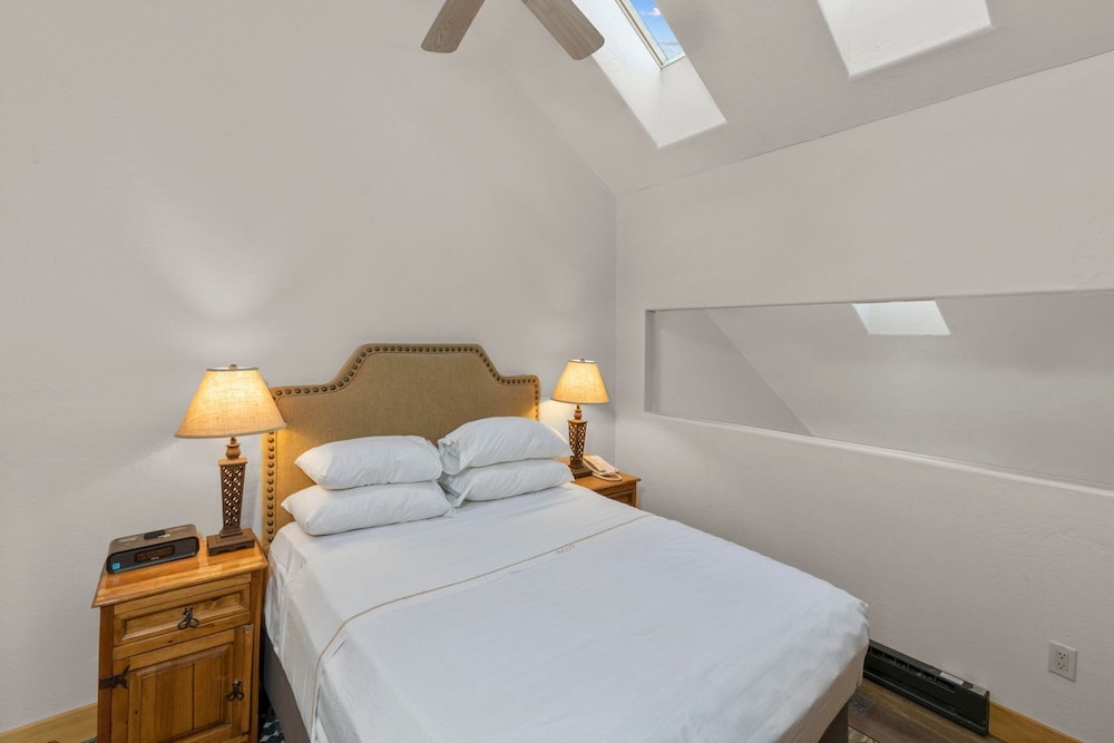 Charming Mountain Village Lodge 2-bedroom, Heated Pool, Ski In\/out!! - Telluride, CO