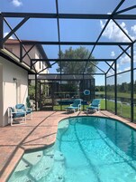 Piscina exterior, espreguiçadeiras 