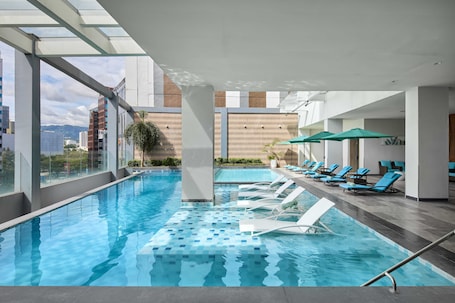 Piscina externa, funciona das 6h às 20h, guarda-sóis, espreguiçadeiras. Holiday Inn Cebu City by IHG