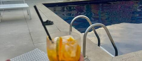 Piscina exterior, da(s) 9:00 à(s) 18:00, guarda-sóis, espreguiçadeiras