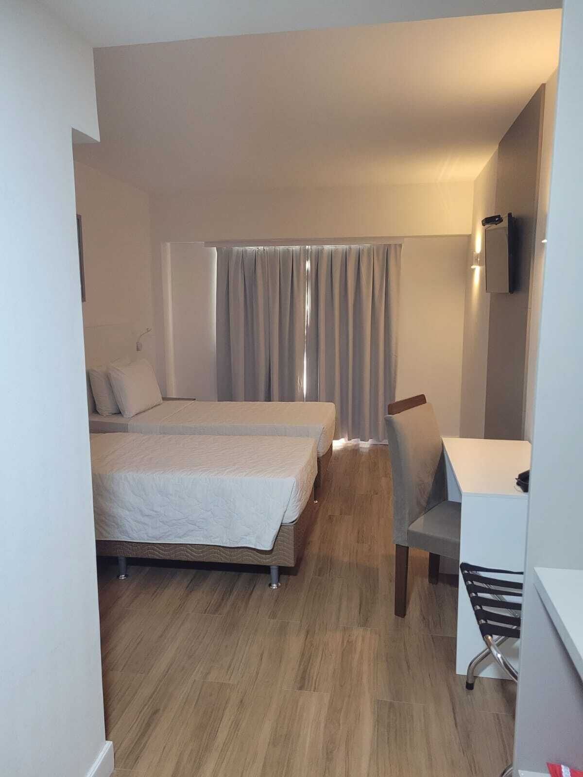 Minibar, cofre no quarto, secretária 