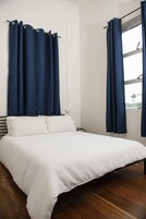 Quarto solteiro com design assinado | Wi-Fi de cortesia, individualmente mobiliados, roupa de cama