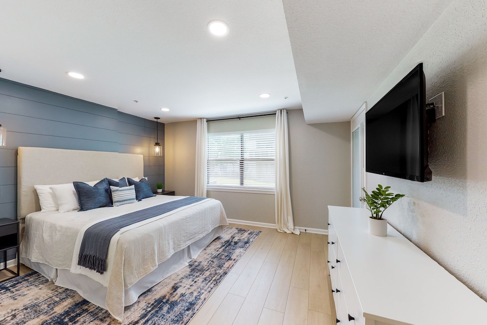 Resort Condo With Central Ac And Access To Pools, Hot Tub, Tennis, And Gym - Table Rock Lake