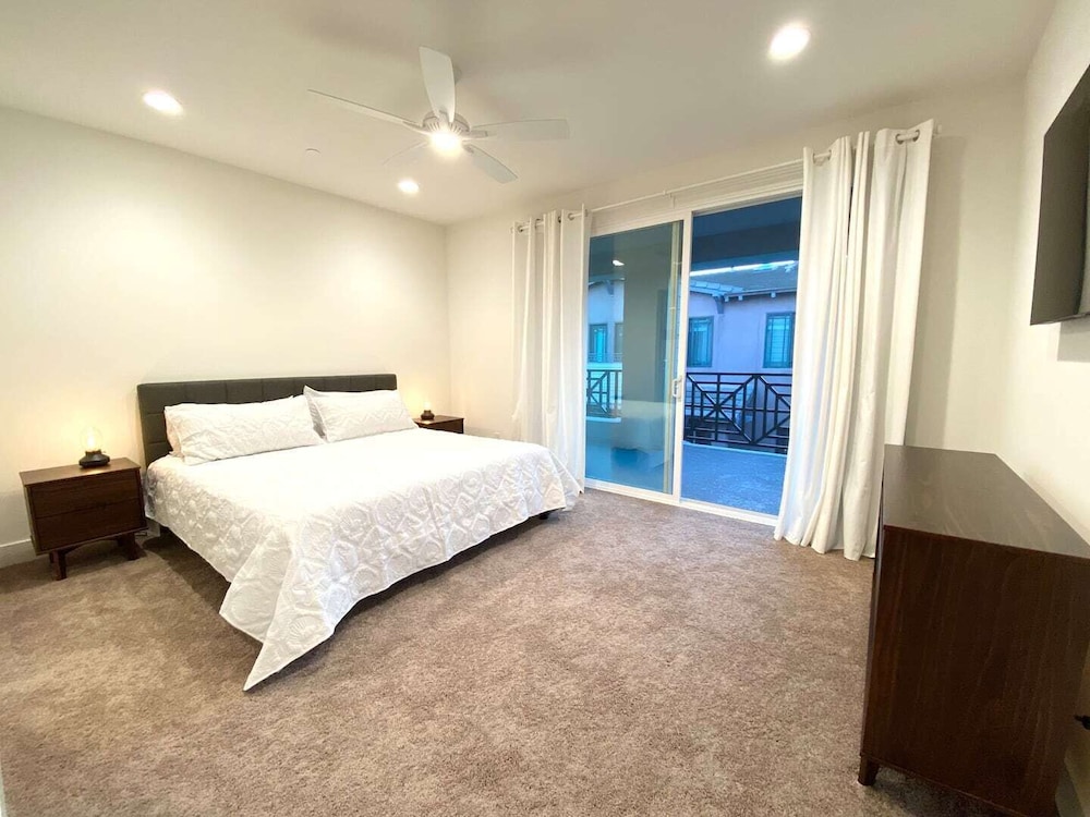 Masterpiece Townhome Steps To The Beach - Carlsbad, CA