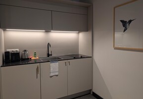 Geladeira, micro-ondas, cooktop, lava-louças