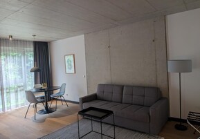 Roupas de cama antialérgicas, cofres nos quartos, escrivaninha