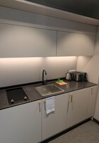 Um frigorífico, um micro-ondas, uma placa de cozinha